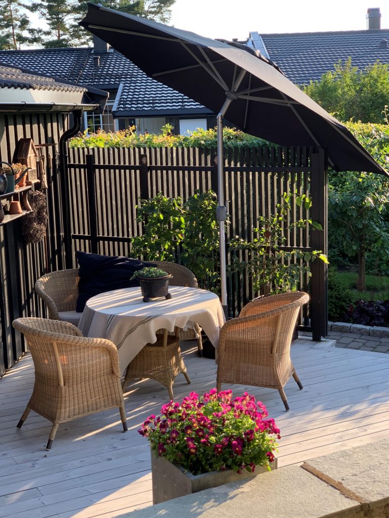 Solskjerming på terrassen - vi valgte flyttbar parasoll - Furulunden