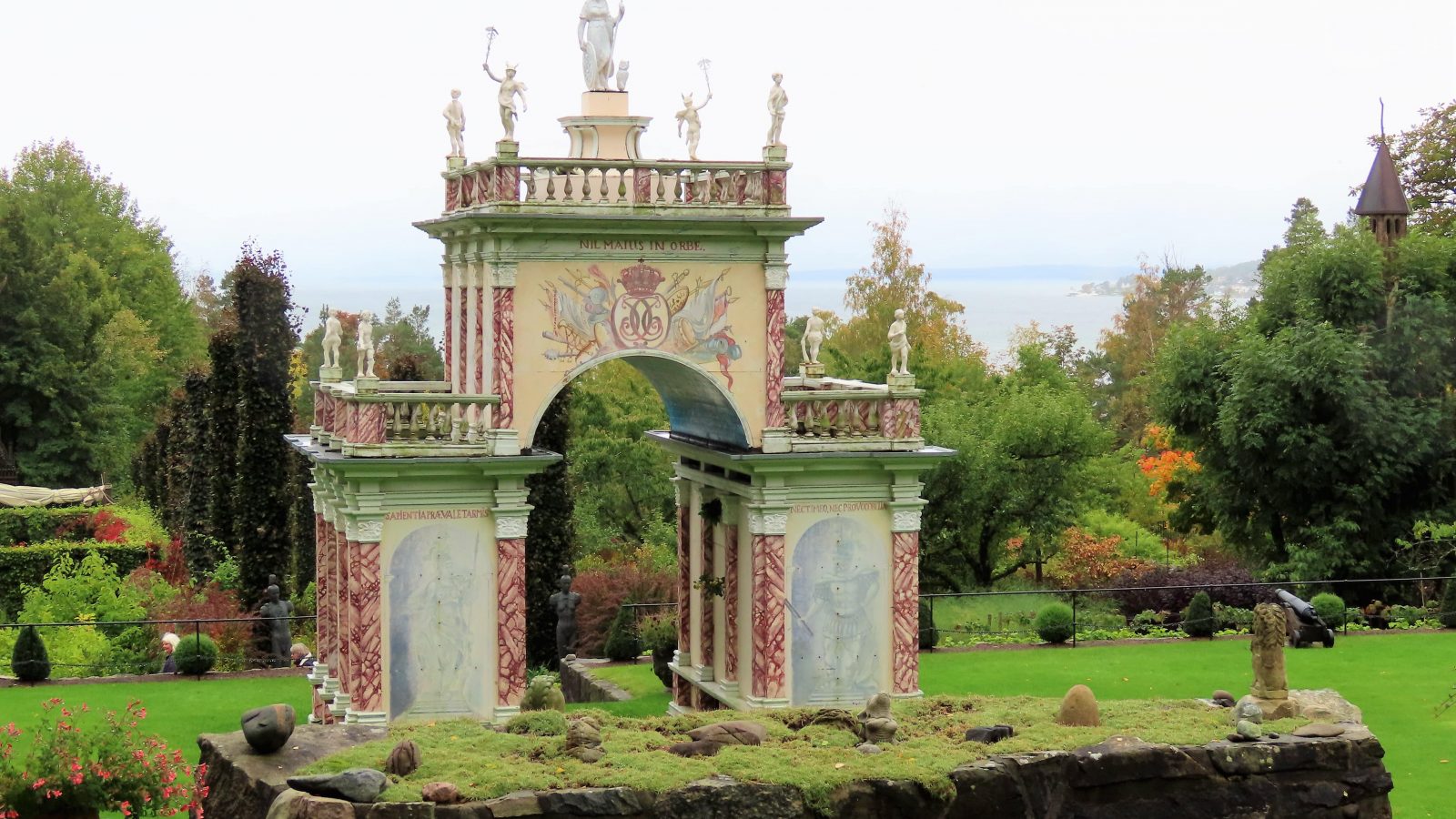 Ramme Gård, en eventyrlig virkelighet, kledd i høstdrakt - Furulunden